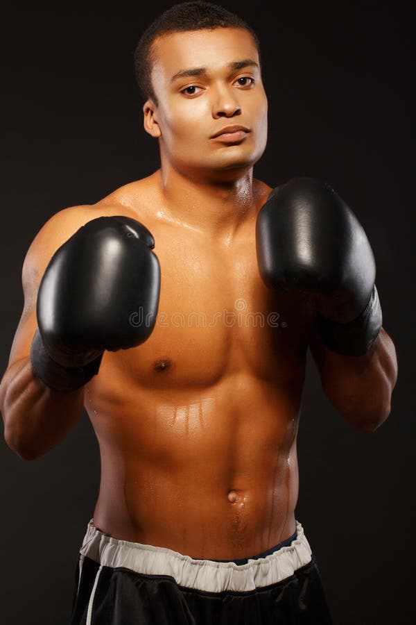 Boxeur Beau Posant Dans Des Gants De Boxe Image stock - Image du gants ...