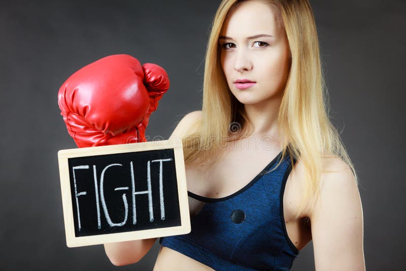 Boxhandschuhholding-Kampfzeichen Der Frau Tragendes Stockfoto - Bild von text, sportlich: 103213478