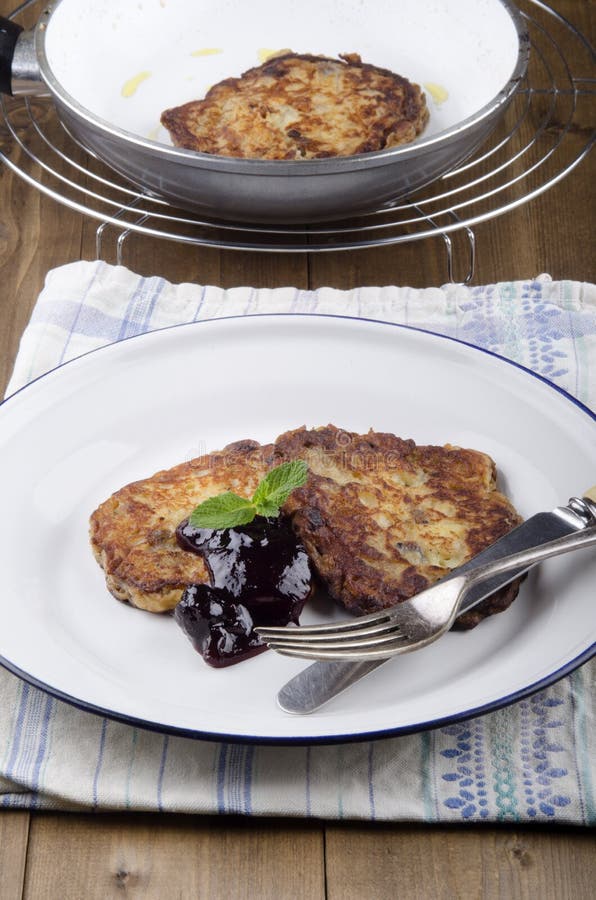 Crêpe Irlandaise De Boxty Avec L'oeuf Au Plat Image stock - Image du ...