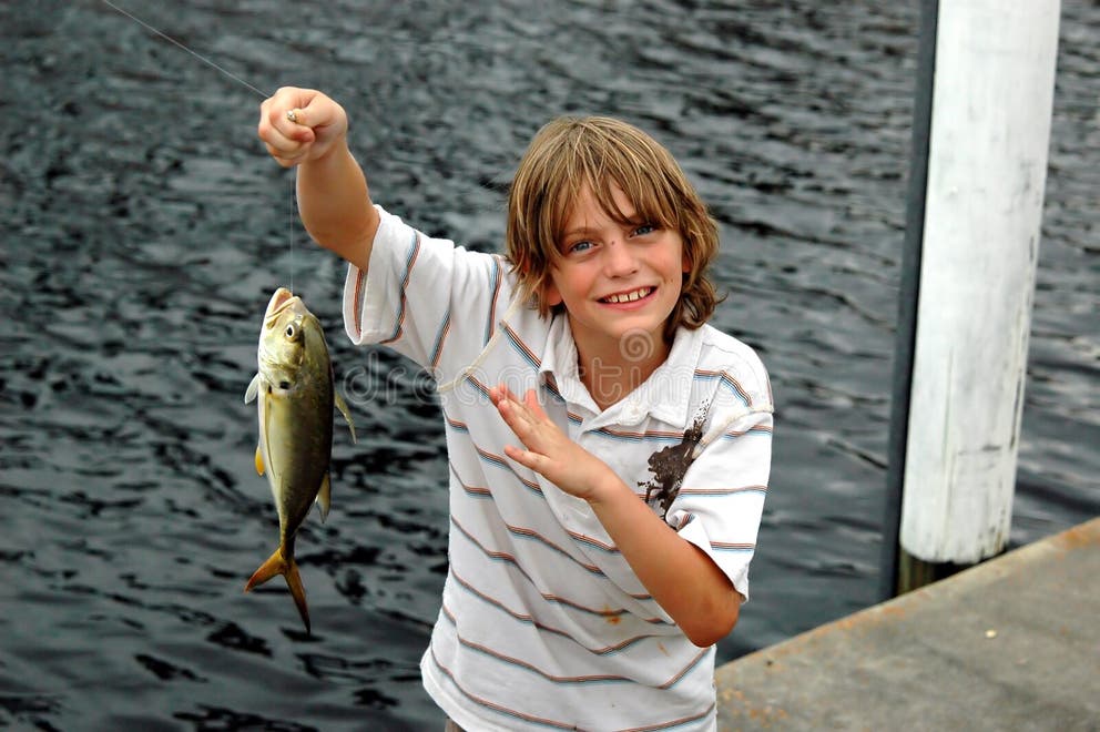 Boy catches fish 库存照片. 图片 包括有 节假日, 子项, 青年时期, 抓住, 线路, 运气 - 1198470