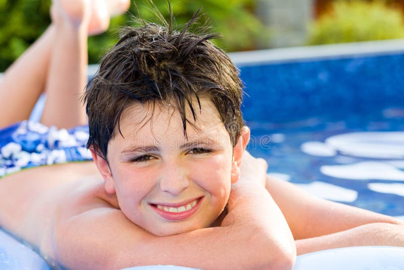 Boy im Swimmingpool stockbild. Bild von abend, glück - 41436241
