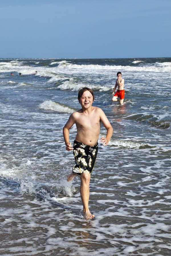 Boy Running Along The Beach Stock Image - Image of ocean, america: 40587605