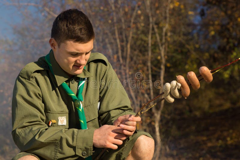 Boy Scout Blanco Preparing Sausages a Asar a La Parrilla Foto de ...