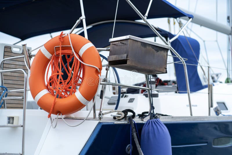Boya Anaranjada Pegada a Un Yate. Equipo De Rescate De Agua. Imagen de ...
