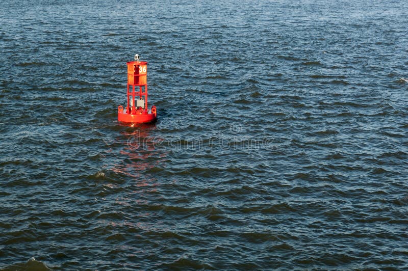 Boya Navegacional Amarilla Flotante En El Mar Azul Foto de archivo ...