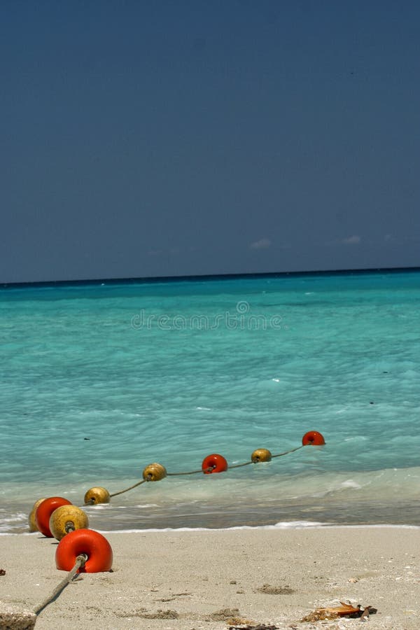 Boyas en la playa foto de archivo. Imagen de anaranjado - 88522500