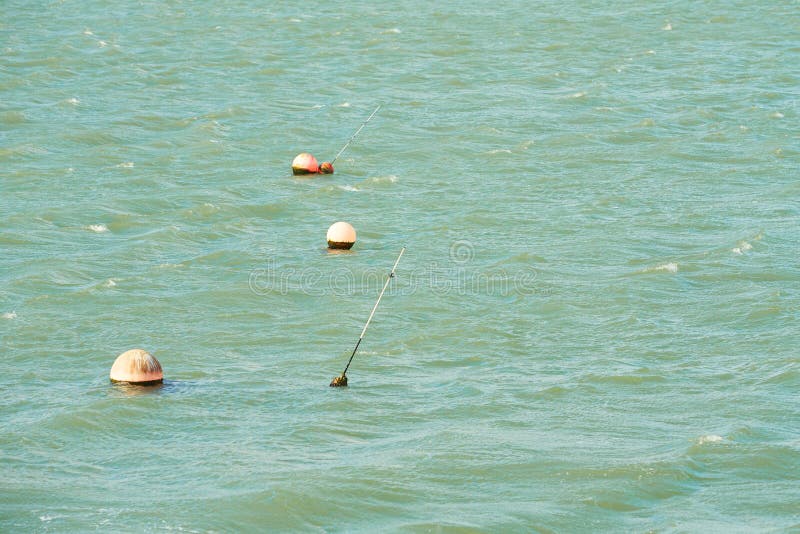 Boyas Flotando En El Mar. Baliza. Foto de archivo - Imagen de resorte ...