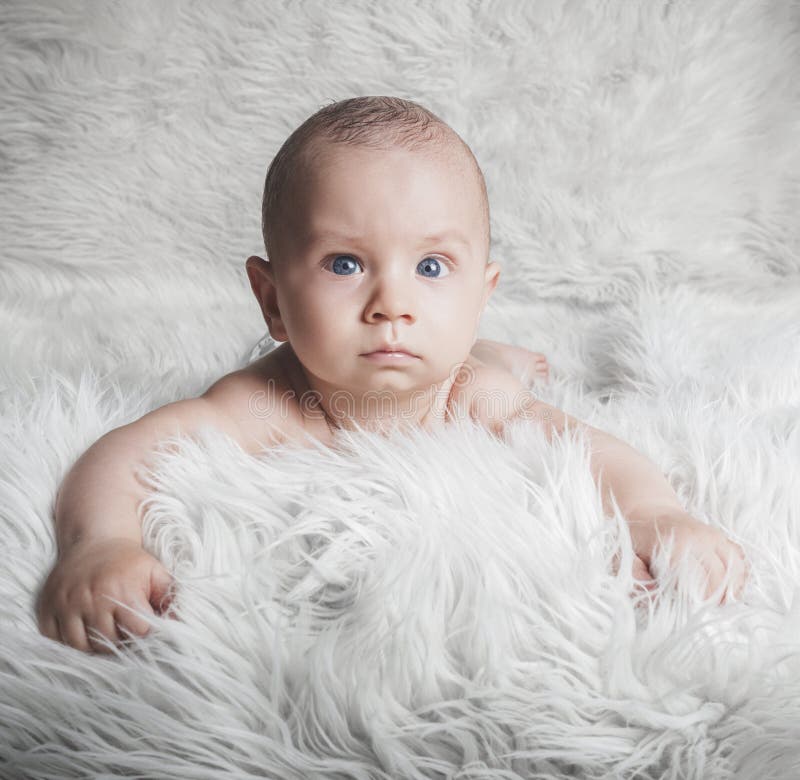 Sluit Omhoog Van Babyjongen Stock Foto - Image of mannetje, vaag: 86681806