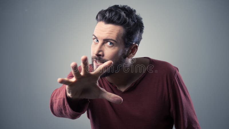 Oude Boze Man Bedreigt Met Een Stok in Studio Stock Afbeelding - Image ...