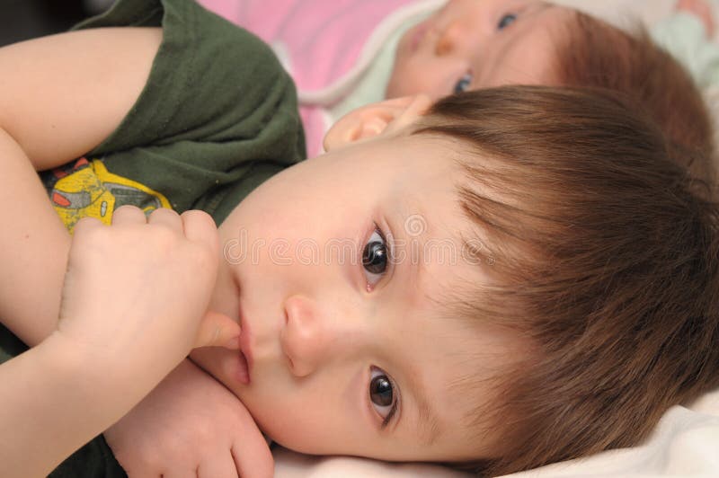 Het Boze Kind Bevindt Zich En Trekt ` T Wil Aan Overal Gaan Verdedigt ...