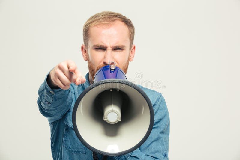 Boze Mens Die in Megafoon Schreeuwen Stock Afbeelding - Image of ...