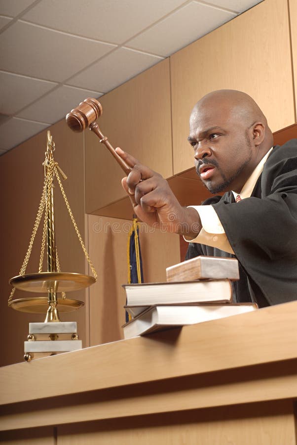 Rechter en hamer stock afbeelding. Image of aantrekkelijk - 29435813