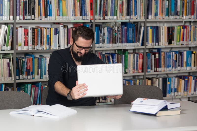 Boze Student Wants To Break Zijn Laptop Stock Afbeelding - Image of ...