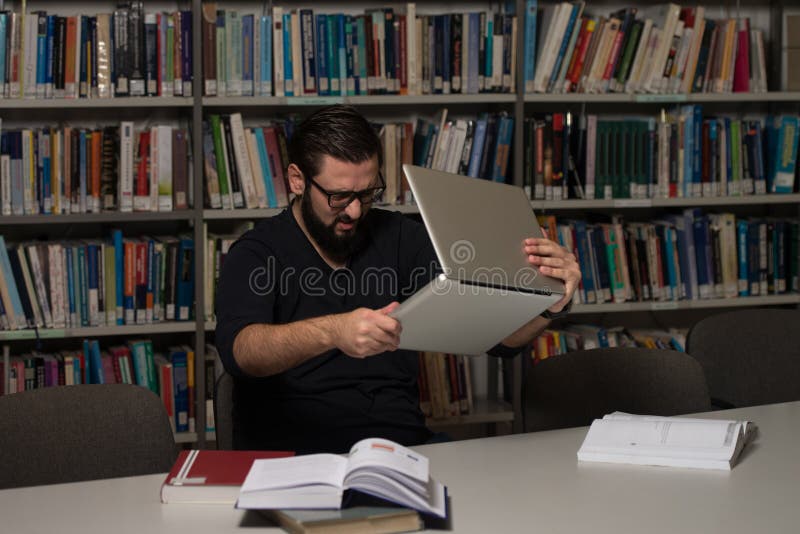 Boze Student Wants To Break Zijn Laptop Stock Foto - Image of mens ...