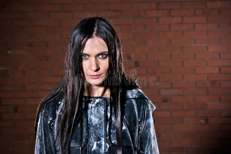 Boze Vrouw Met Nat Haar Na De Regen Stock Foto - Image of iraten ...