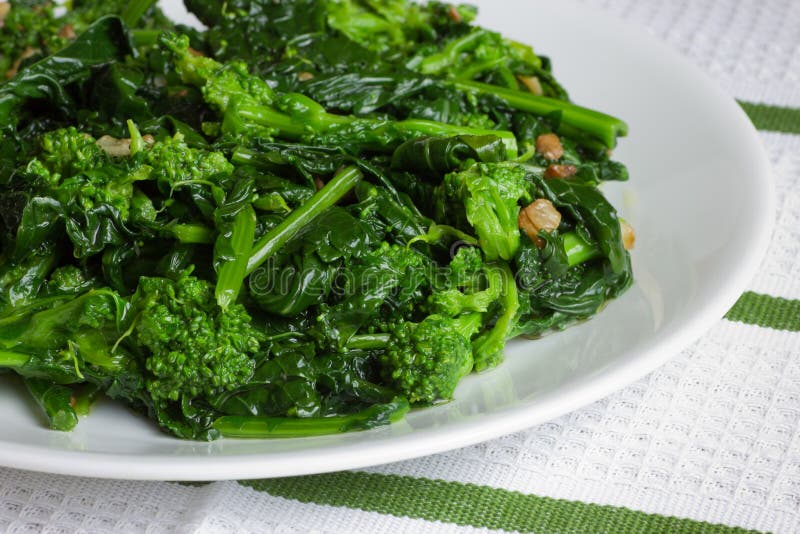 Bróculos Sauteed Rabe imagem de stock. Imagem de alho - 24007219