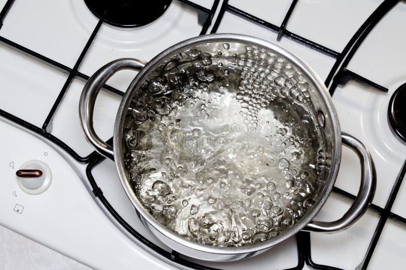 Braadpan Met Kokend Water Op Het Fornuis Stock Afbeelding - Image of ... Braadpan Met Kokend Water Op Het Fornuis Stock Afbeelding - Image of ...