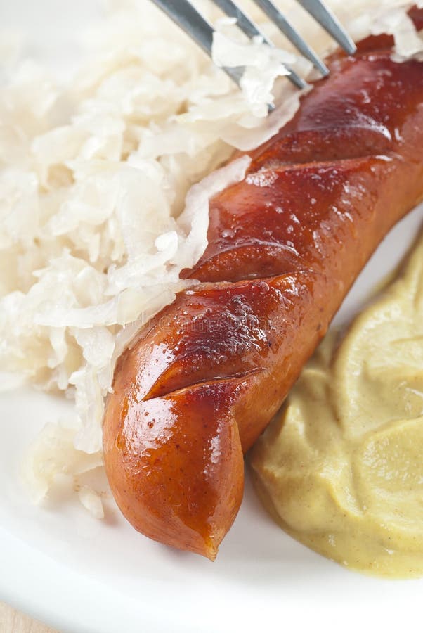 Braadworst en Zuurkool stock afbeelding. Image of plantaardig - 22847331