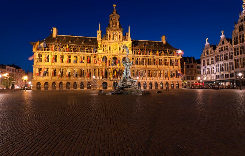 Antwerpen Rathaus Und Brabo-Brunnen am Abend, Belgien Stockfoto - Bild ...