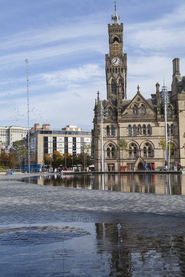 Bradford Centenary Square redactionele stock afbeelding. Image of klok ...