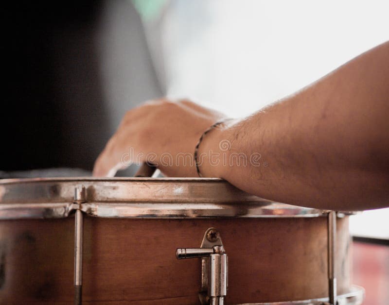 Branco Tocando Timbales Com Fundo Desfocado Foto de Stock - Imagem de ...