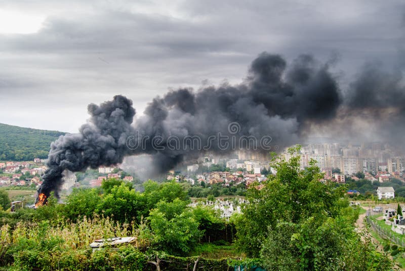 Brand en rook over de stad stock foto. Image of auto - 60391310