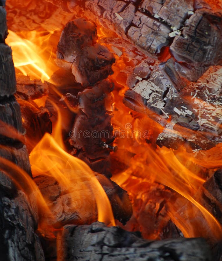 Brandend hout stock foto. Image of vlam, hitte, sinaasappel - 5912776