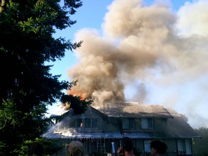 Brandend huis redactionele fotografie. Image of toeschouwers - 59508832