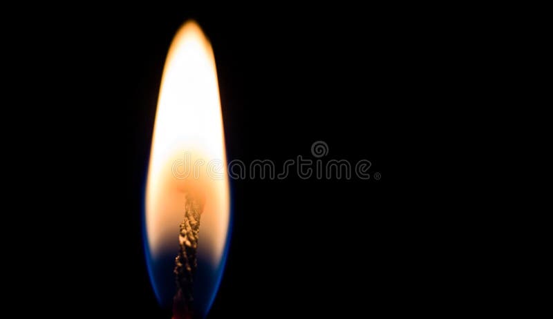 Brandende Kaarsvlam stock foto. Image of geel, kaarslicht - 31202478