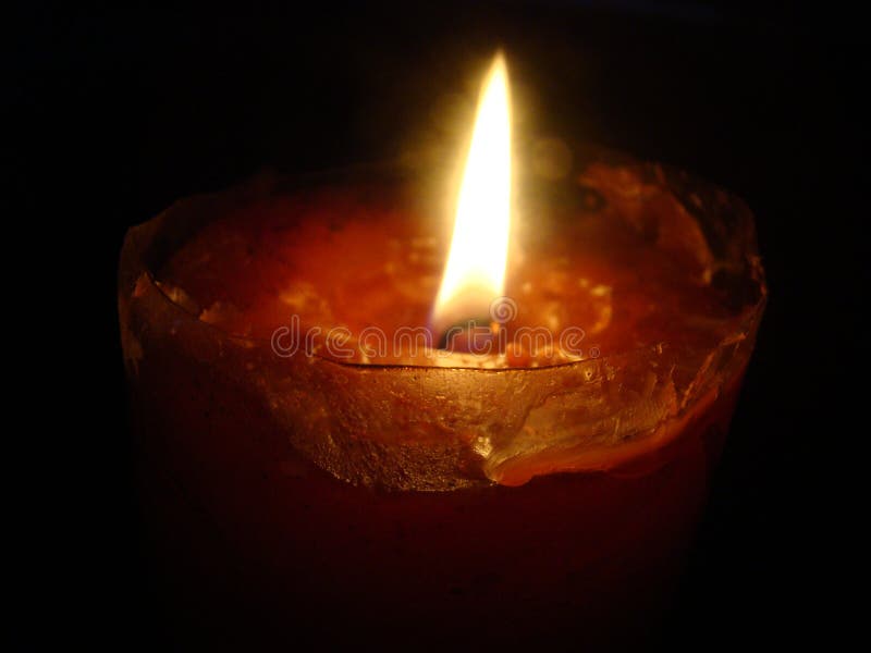 Brandende rode kaars stock foto. Image of foto, macro - 110511248
