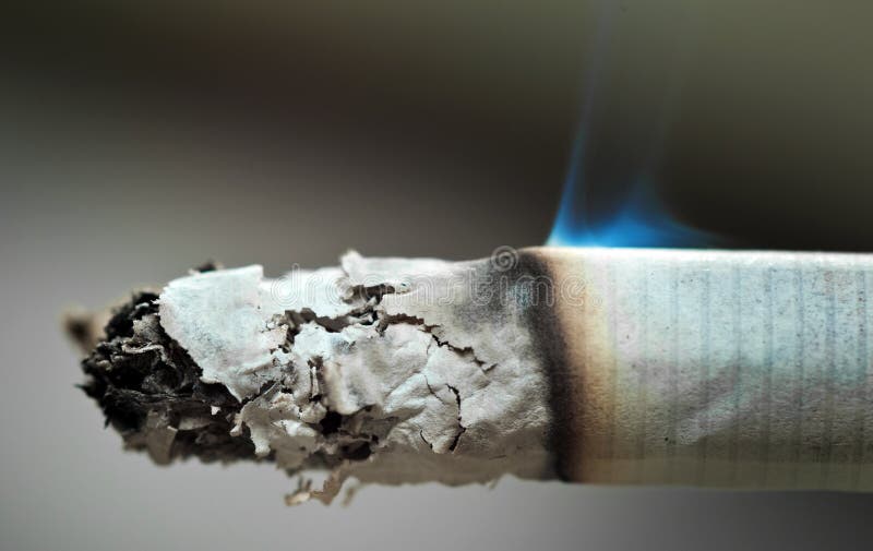 Brandende Sigaret, Rook En Tekstkanker Stock Foto - Image of ...