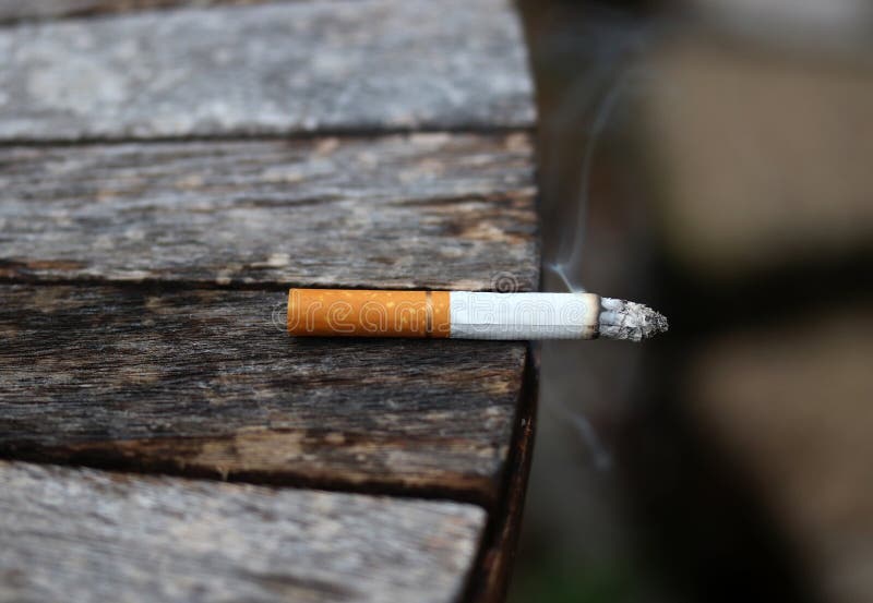 Brandende sigaret met rook stock afbeelding. Image of ongezond - 81064613