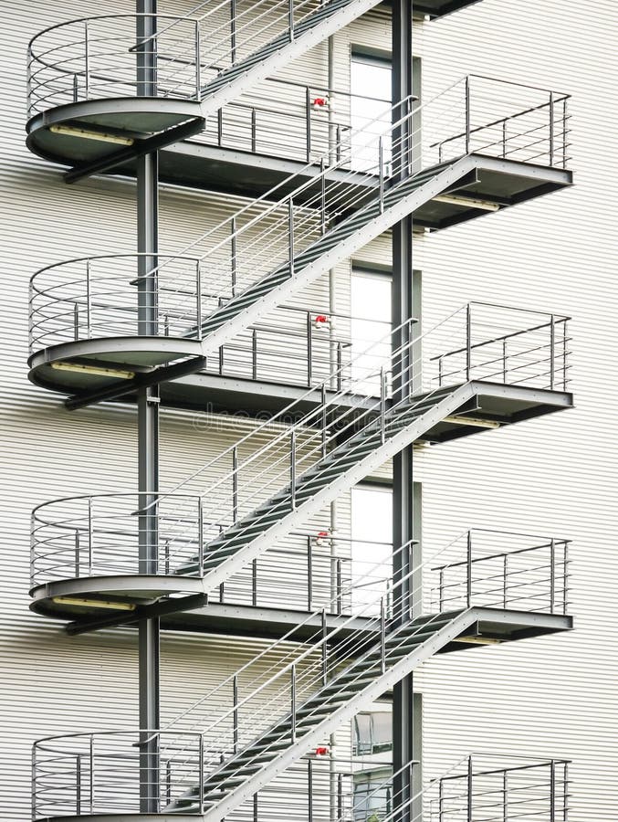 Oude brandtrap stock afbeelding. Image of niveau, slaapzaal - 57966305