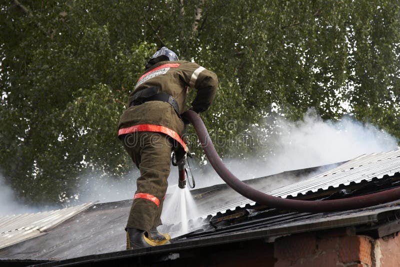 Brandweerman Die Een Reusachtige Brand Controleert Stock Afbeelding ...