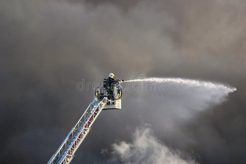 Brandweerman in actie stock foto. Image of rook, verzekering - 2585690
