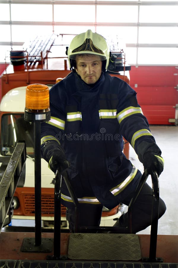 Brandweerman op de ladder stock afbeelding. Image of actie - 8800747