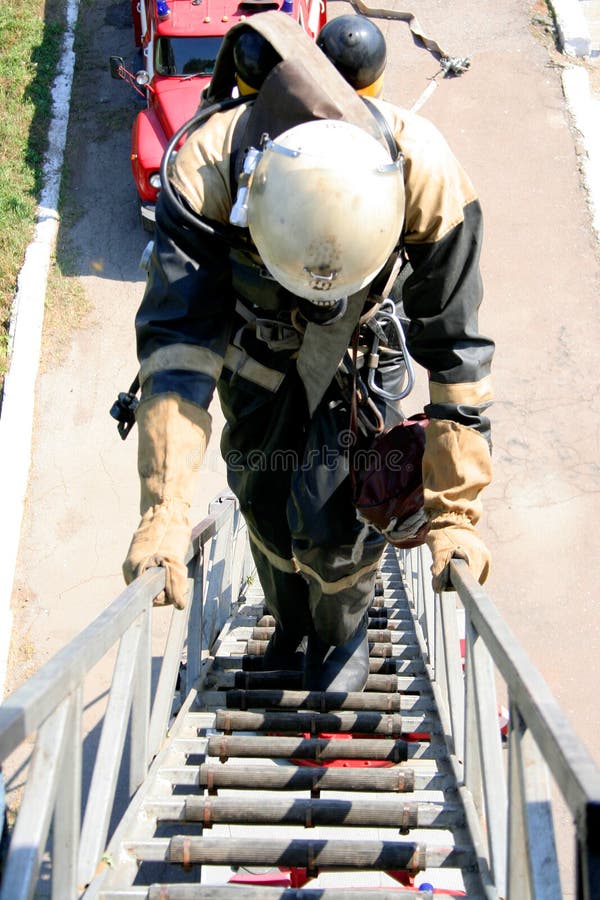Brandweerman Die Een Gasmasker Op De Treden Dragen Stock Foto - Image ...