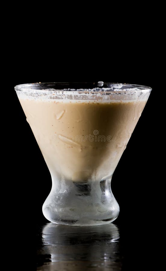 Brandy alexander foto de archivo. Imagen de hielo, cremoso - 30872900