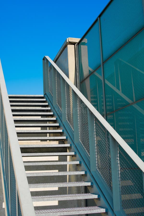 Brant trappa in i himlen fotografering för bildbyråer. Bild av lyckat ...