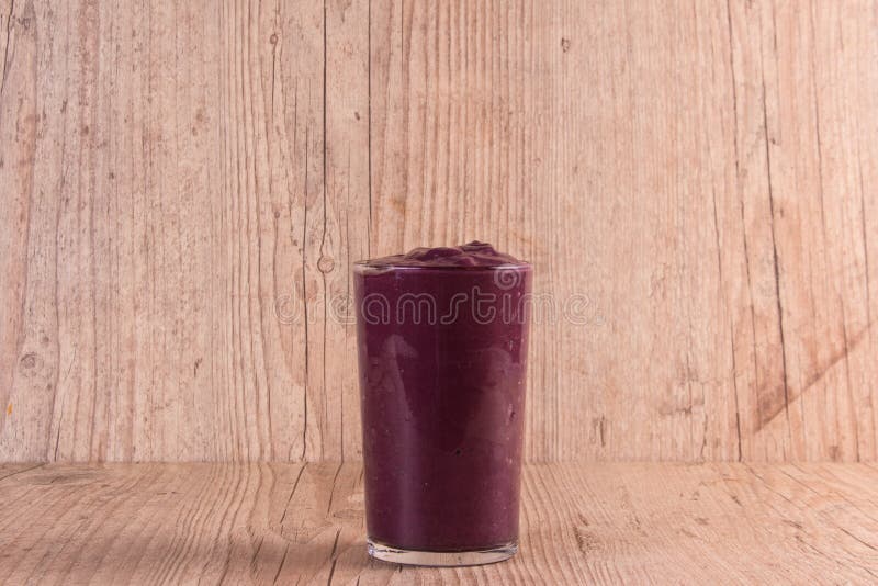 Brasileiro Acai no copo imagem de stock. Imagem de tropical - 97319475