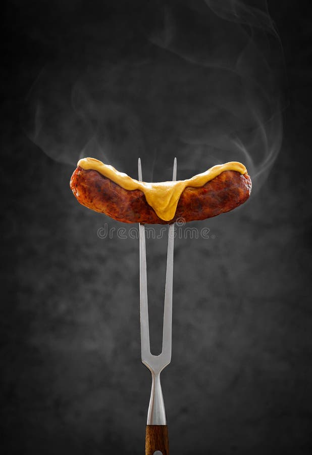 Bratwurst Auf Einer Senfgabel. Wurst Mit Senfgrillkonzept Stockbild ...