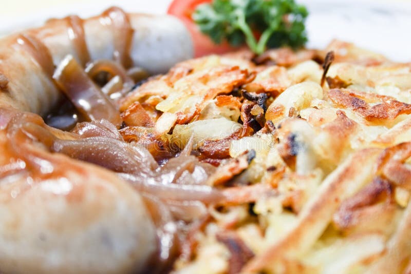 Bratwurst e Rösti immagine stock. Immagine di bratwurst - 12278685