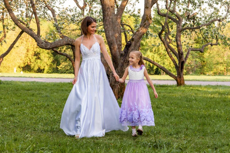 Braut Mit Einem Kind Geht in Den Park Stockfoto - Bild von glücklich ...