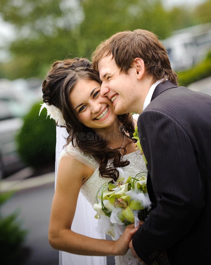 Glückliche Braut Und Bräutigam Stockfoto - Bild von paare, feier: 17268248