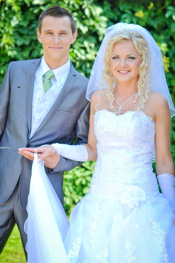 Braut Und Bräutigam in Der Hochzeitskleidung Stockbild - Bild von ...