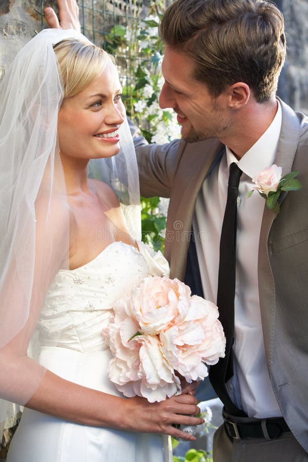 Romantische Braut Und Bräutigam Embracing Outdoors Stockfoto - Bild von ...