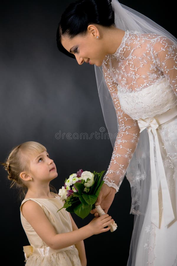 Braut Mit Kleiner Brautjunfer Stockfoto - Bild von kaukasisch, kind ...
