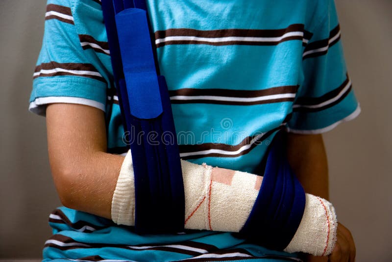 Muchacho Lastimado En Honda Del Brazo Imagen de archivo - Imagen de ...