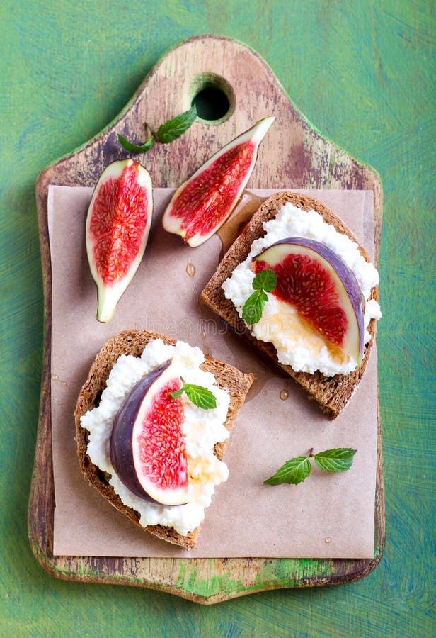 Bread with Cheese and Fresh Figs Stock Image - Image of cheese, slice ...