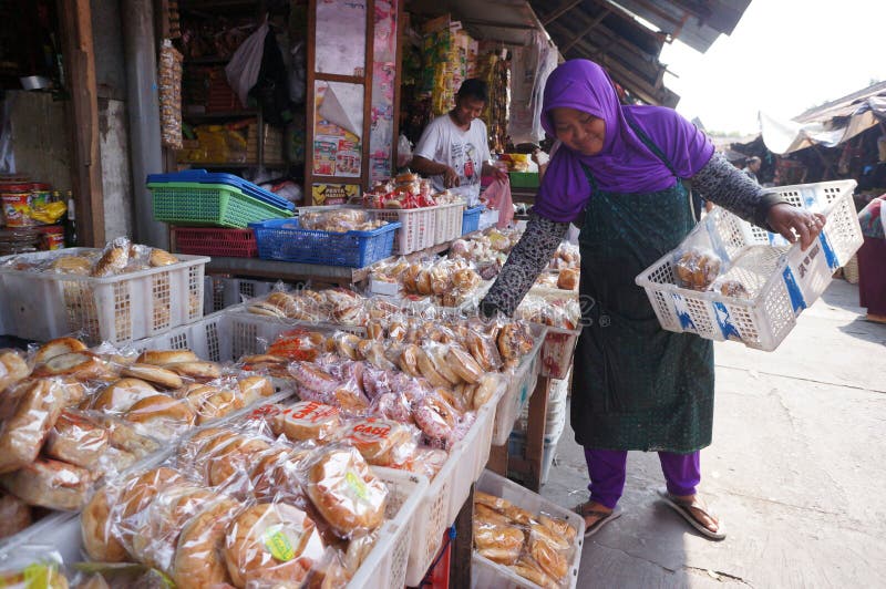 Packaged Bread Section in Supermarket. Long Aisle Loaves of Bread for ...